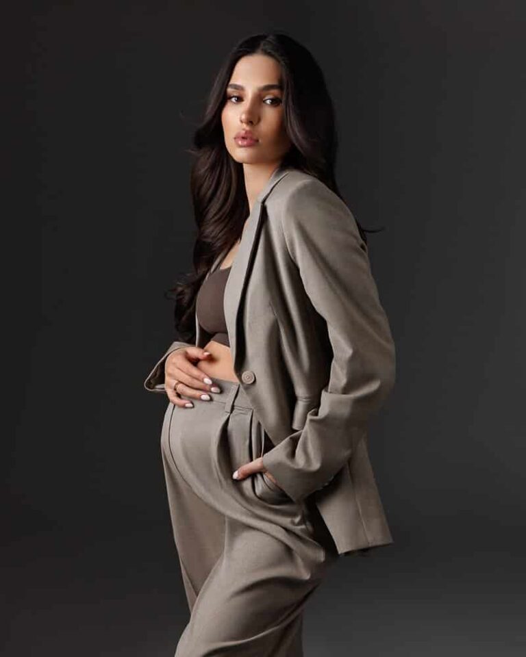 Complete Guide on Posing for Maternity Photos [Top 15 Poses]
